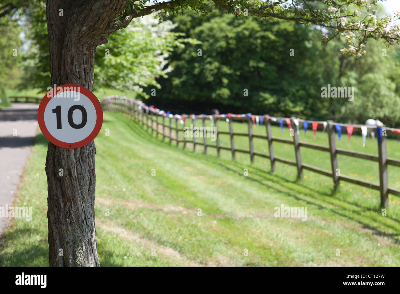 Zeichen langsam 10 meilen pro stunde -Fotos und -Bildmaterial in hoher ...