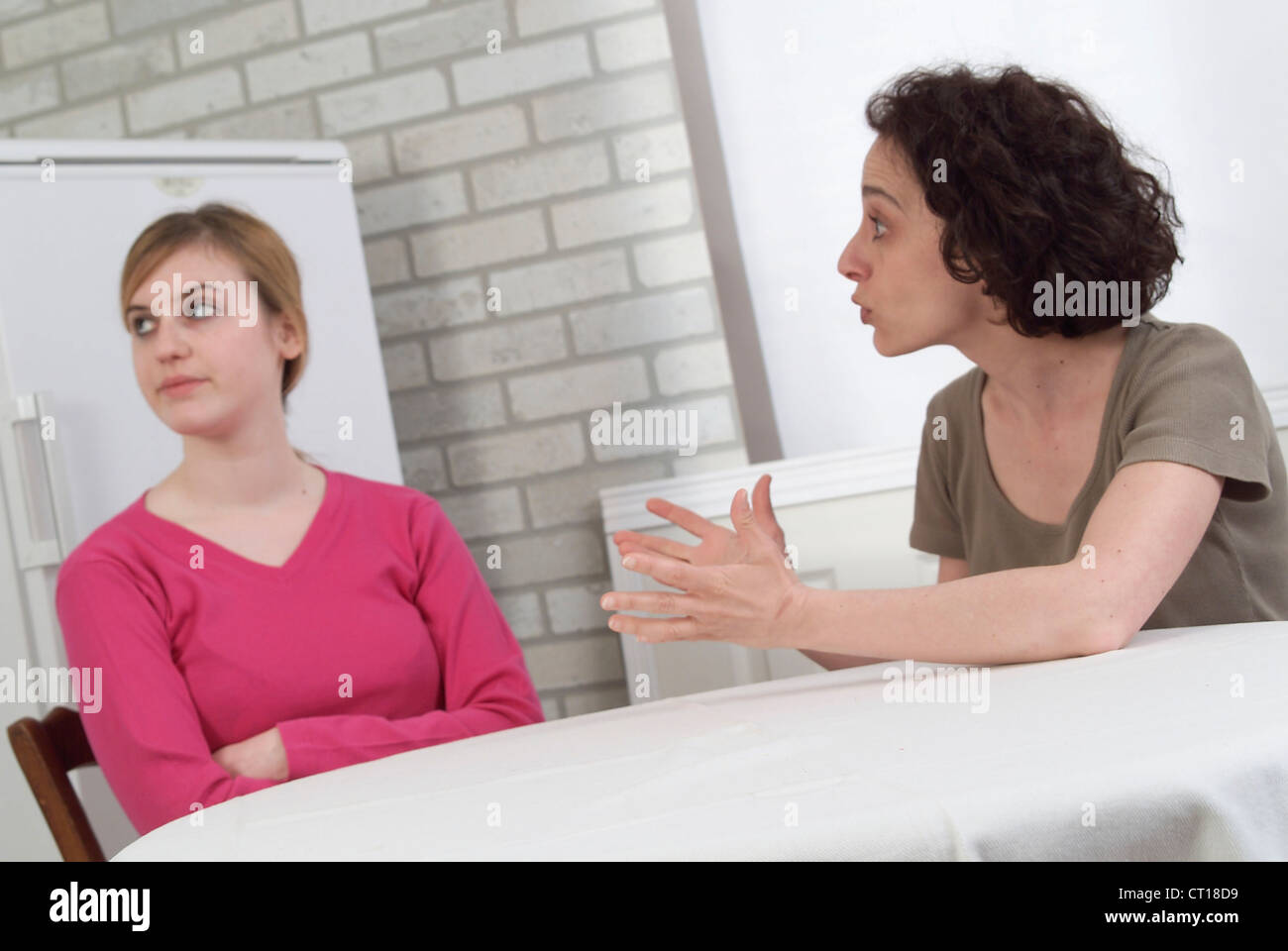 Teenager tochter und mutter streiten -Fotos und -Bildmaterial in hoher ...