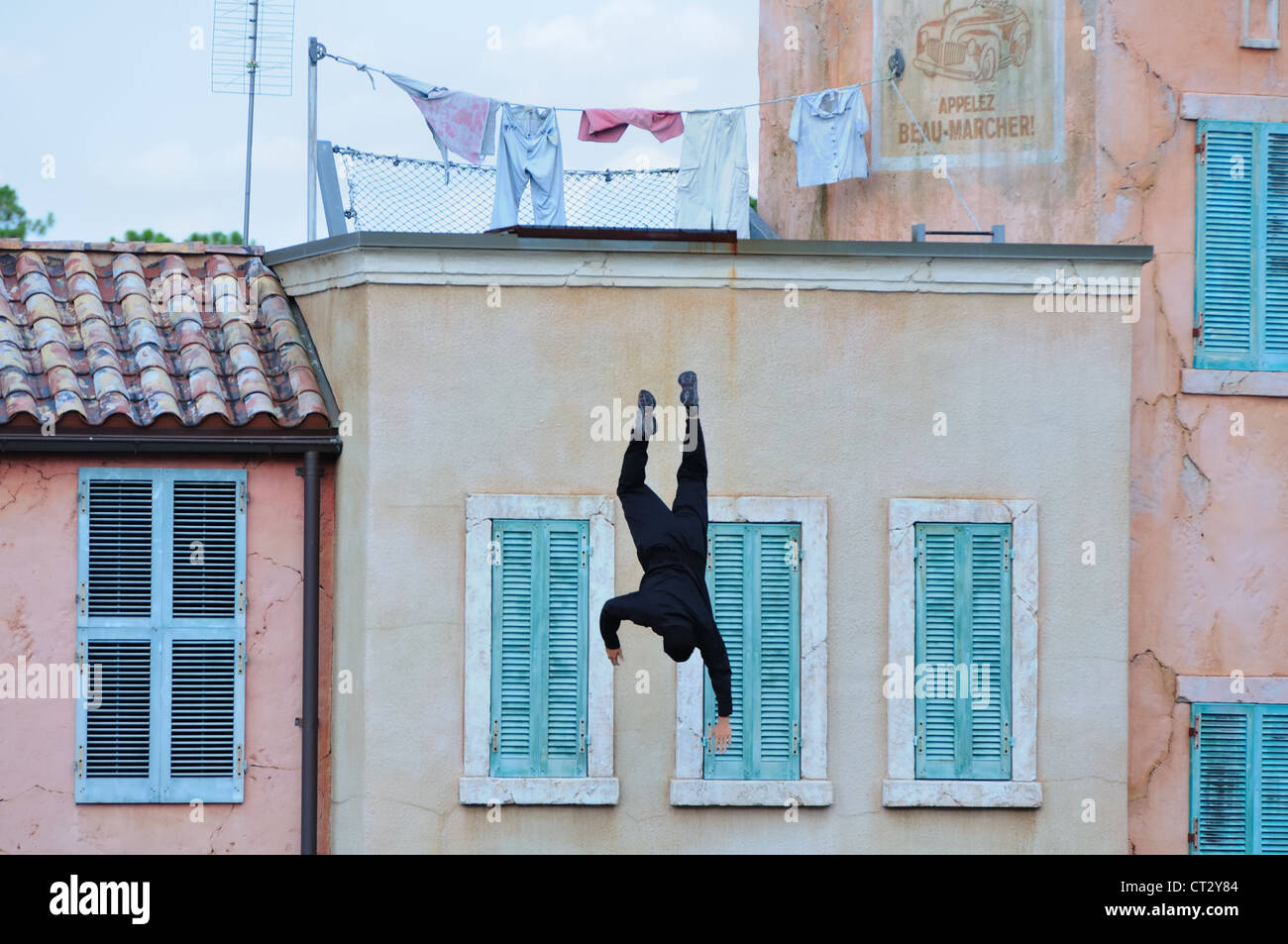 Man falling from the roof -Fotos und -Bildmaterial in hoher Auflösung ...
