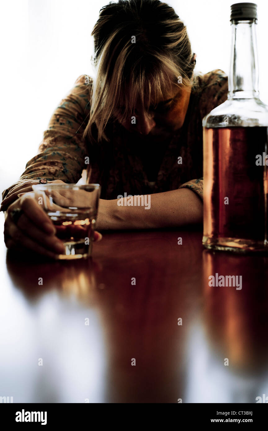 Besoffene frau -Fotos und -Bildmaterial in hoher Auflösung – Alamy