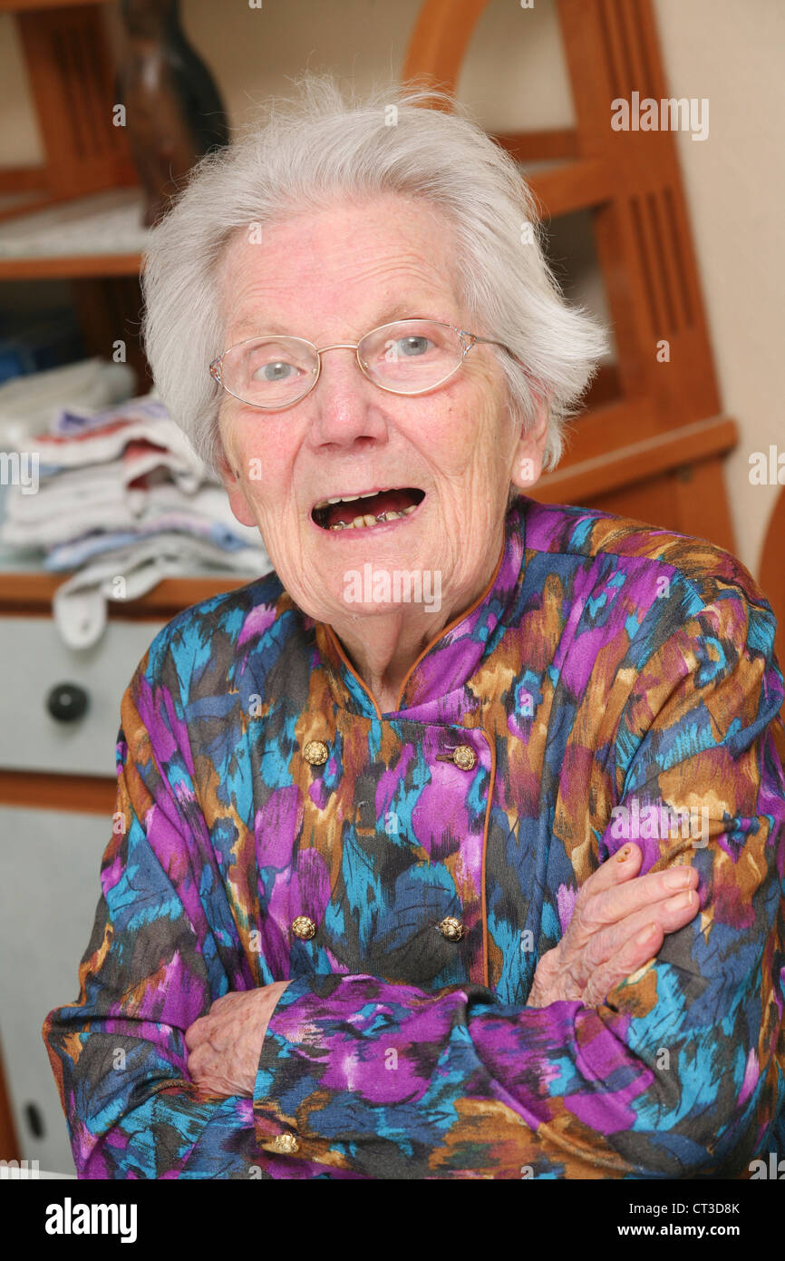 Alte frau 70 80 jahre alt -Fotos und -Bildmaterial in hoher Auflösung ...