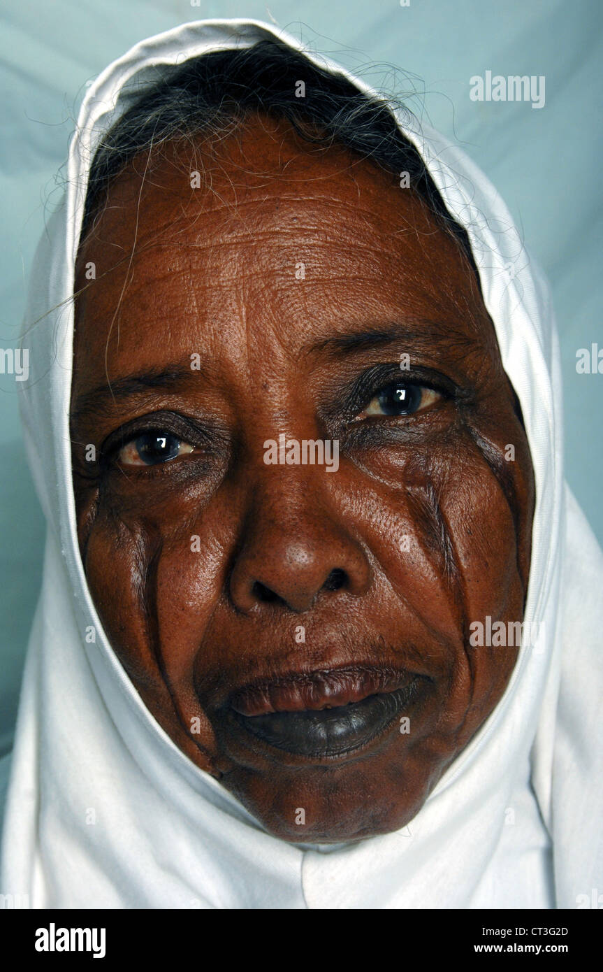 Nahaufnahme der das Gesicht einer Frau mit traditionellen Stammes ...