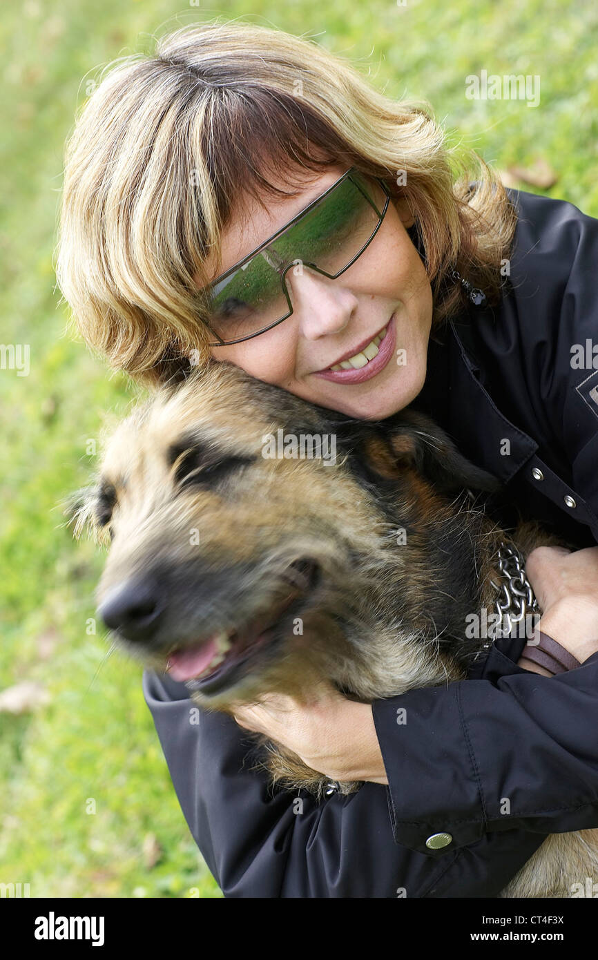 45 jährige frau mit hund -Fotos und -Bildmaterial in hoher Auflösung ...