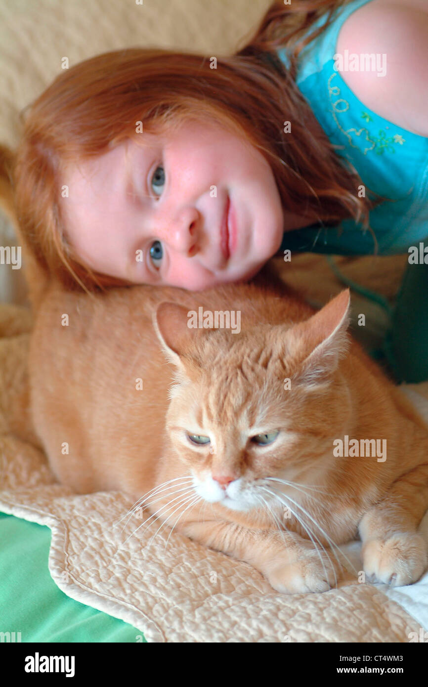 Niño viendo animales -Fotos und -Bildmaterial in hoher Auflösung – Alamy
