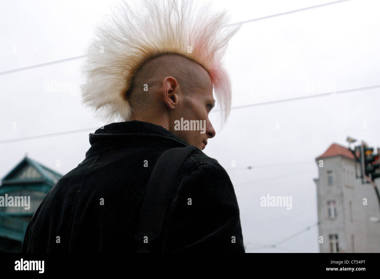 Mohawk hairstyle -Fotos und -Bildmaterial in hoher Auflösung – Alamy