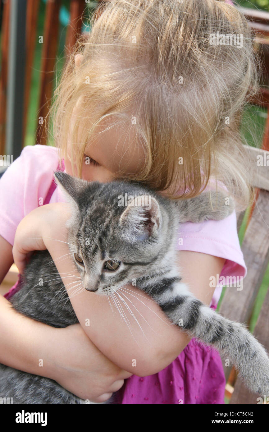 KIND MIT TIER Stockfotografie - Alamy