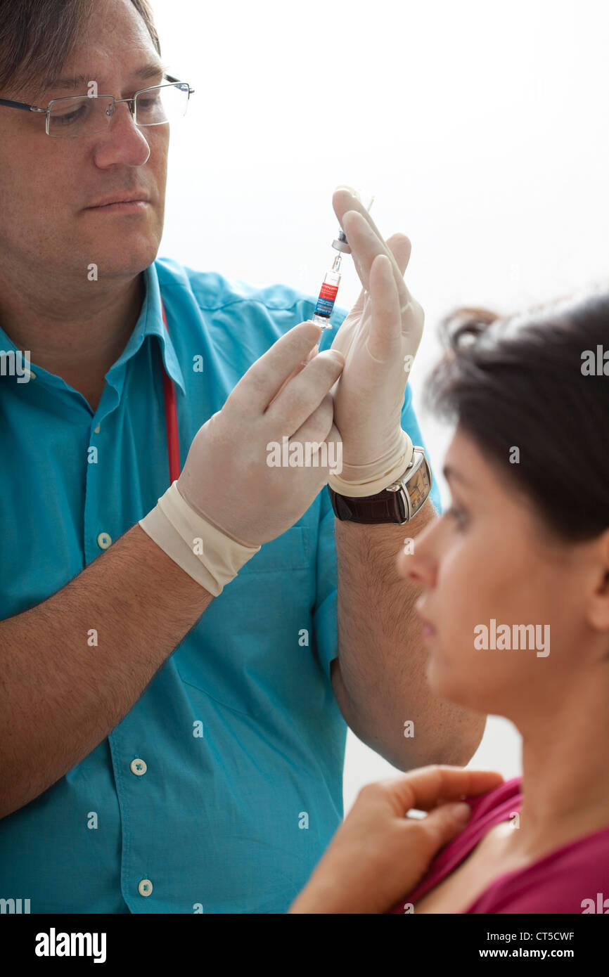 Dame bereitet impfstoff vor -Fotos und -Bildmaterial in hoher Auflösung ...