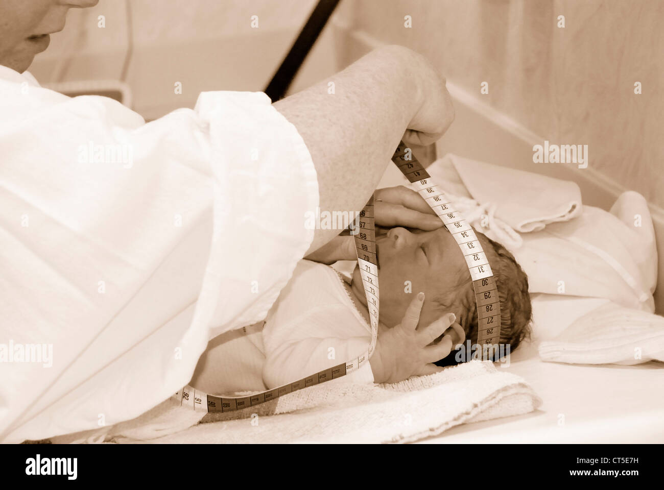 Head circumference measurement -Fotos und -Bildmaterial in hoher ...