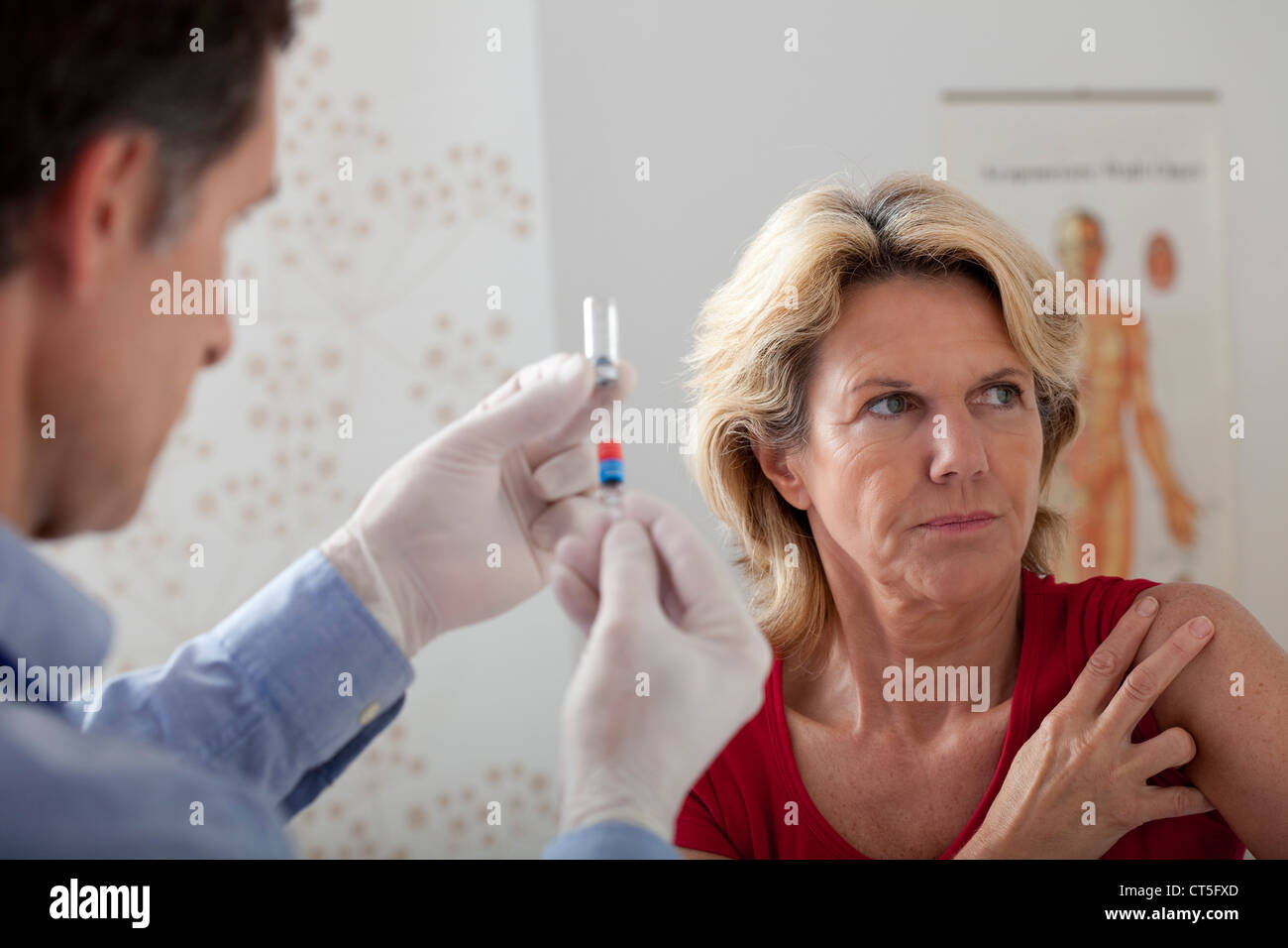 Dame bereitet impfstoff vor -Fotos und -Bildmaterial in hoher Auflösung ...