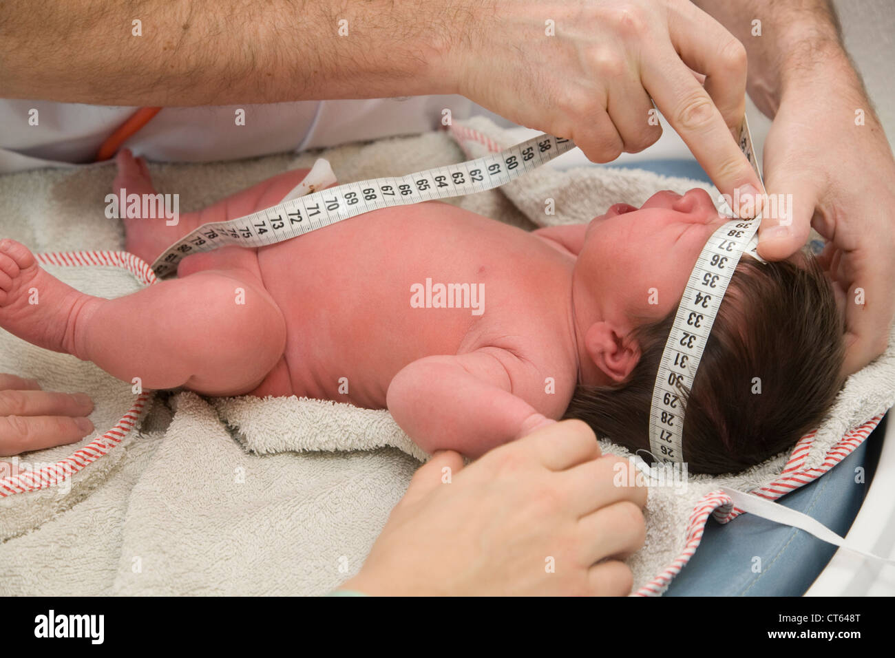 Measuring newborn babies head -Fotos und -Bildmaterial in hoher Auflösung – Alamy