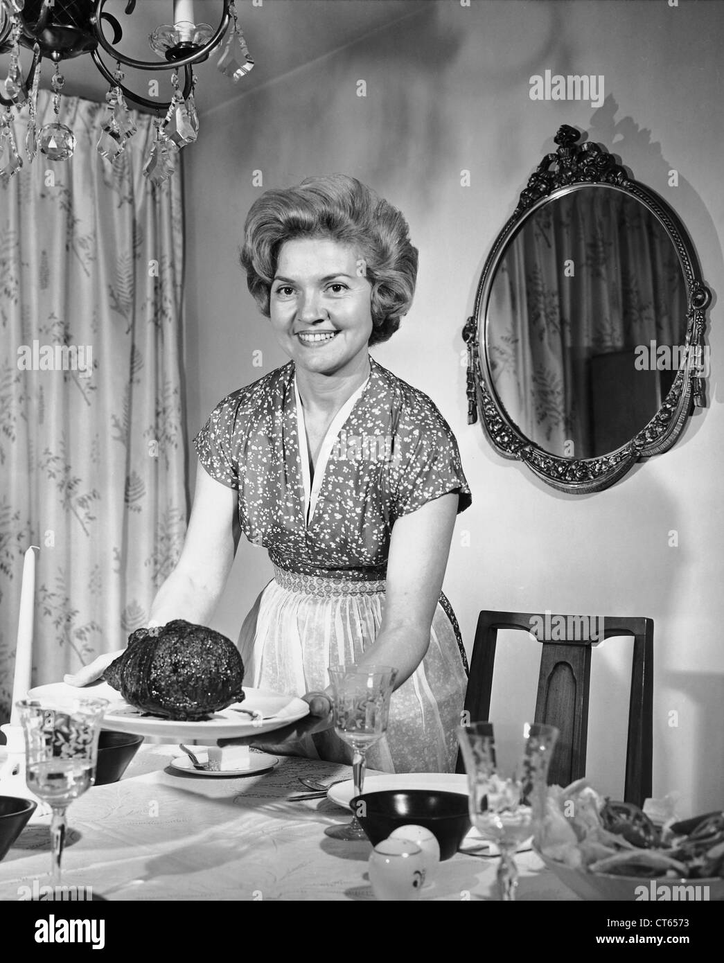 Hausfrau vintage fleisch -Fotos und -Bildmaterial in hoher Auflösung ...