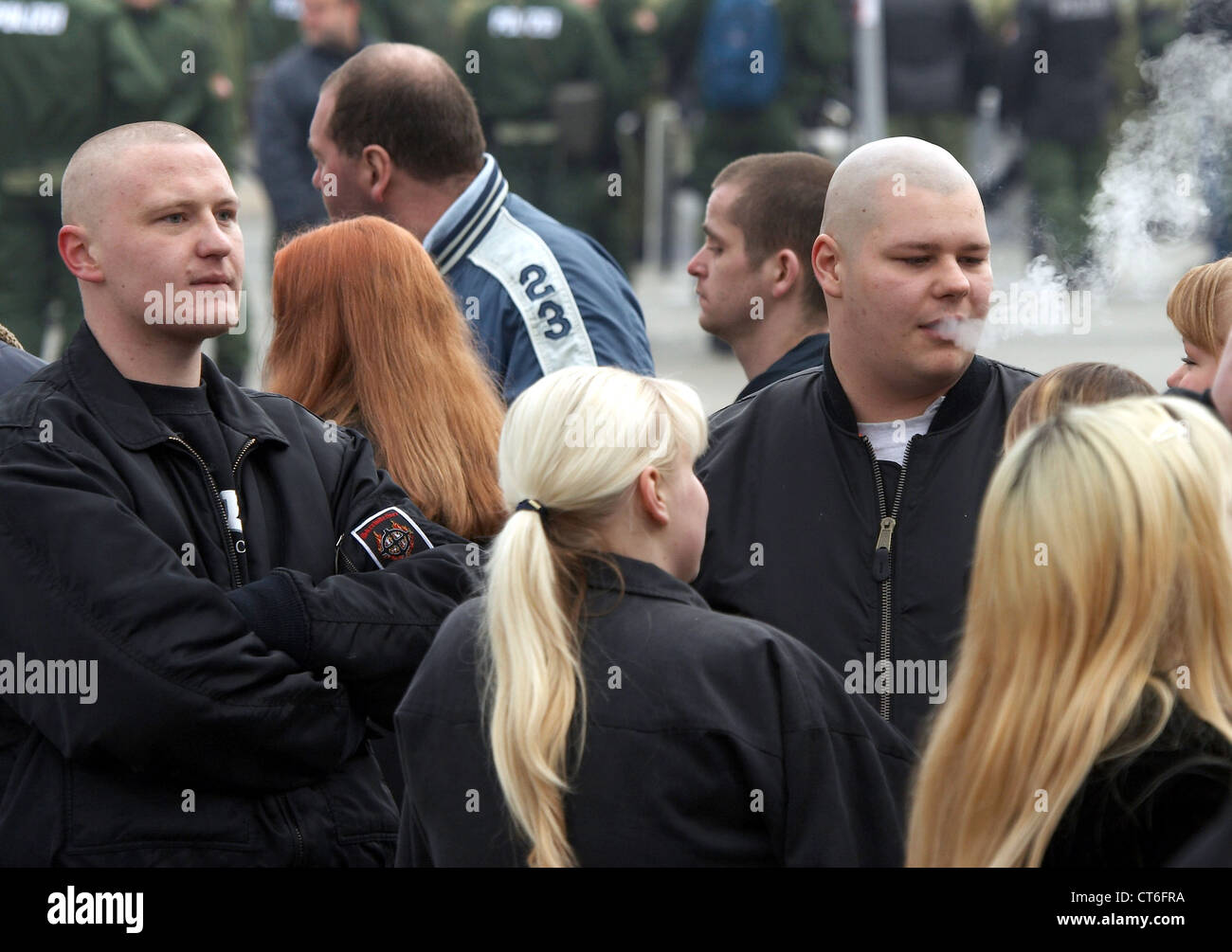 Skinheads und Rechte bei der Demo in Kiel Stockfotografie - Alamy