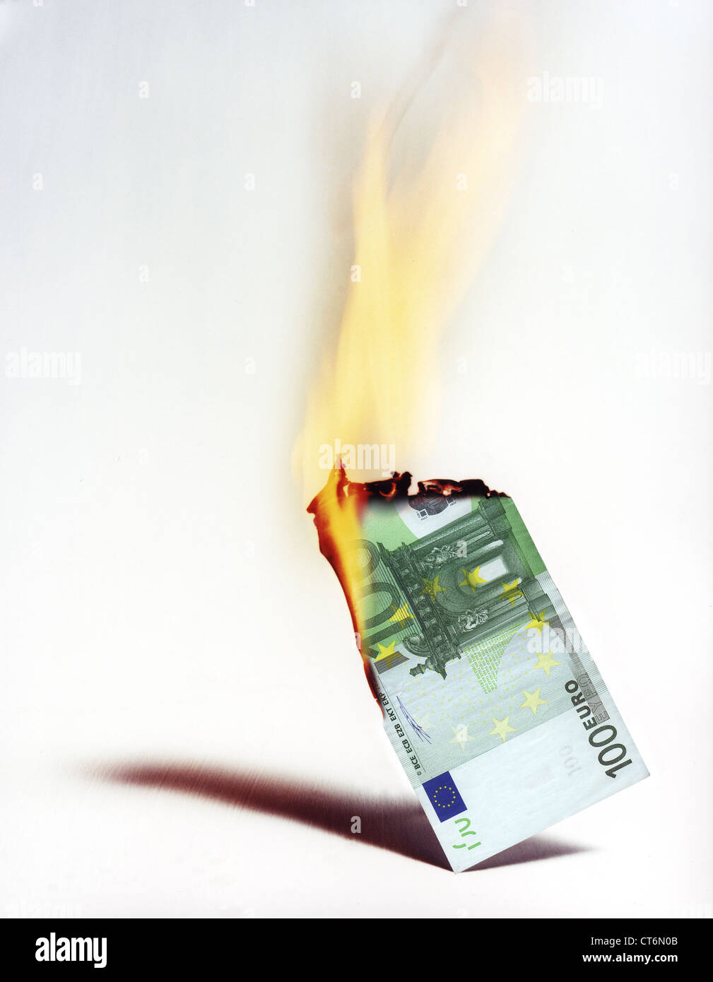 Euro symbol in flames -Fotos und -Bildmaterial in hoher Auflösung – Alamy