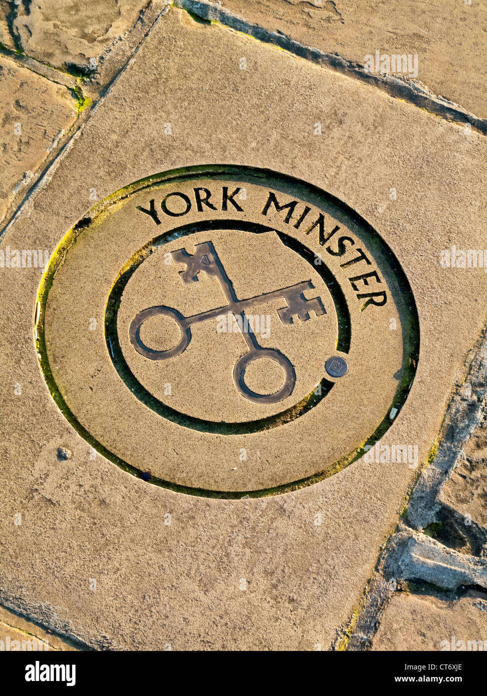 Detail der gekreuzten Schlüssel-Symbol in der Stadtmauer in der Nähe ...