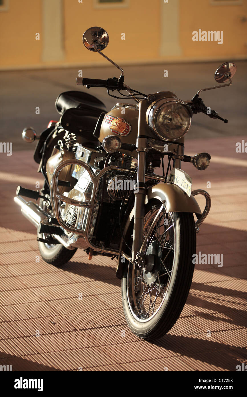 Royal enfield diesel bullet pradesh -Fotos und -Bildmaterial in hoher ...