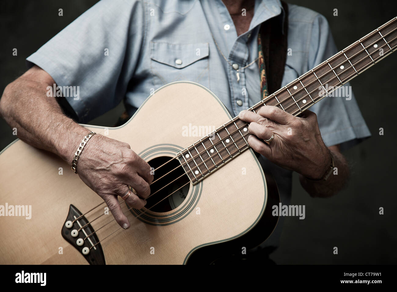 Akustischer bass -Fotos und -Bildmaterial in hoher Auflösung – Alamy