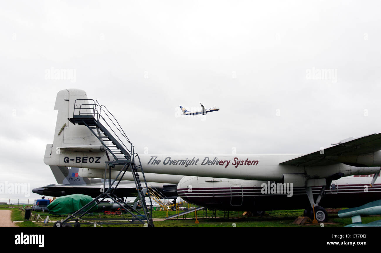 Alte und die neue A.W.660 der Armstrong-Whitworth Argosy 101 (G-BEOZ ...