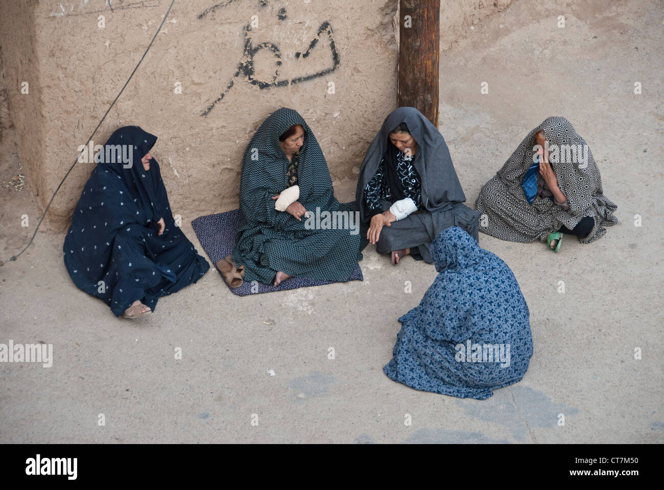 Iran women sitting -Fotos und -Bildmaterial in hoher Auflösung – Alamy