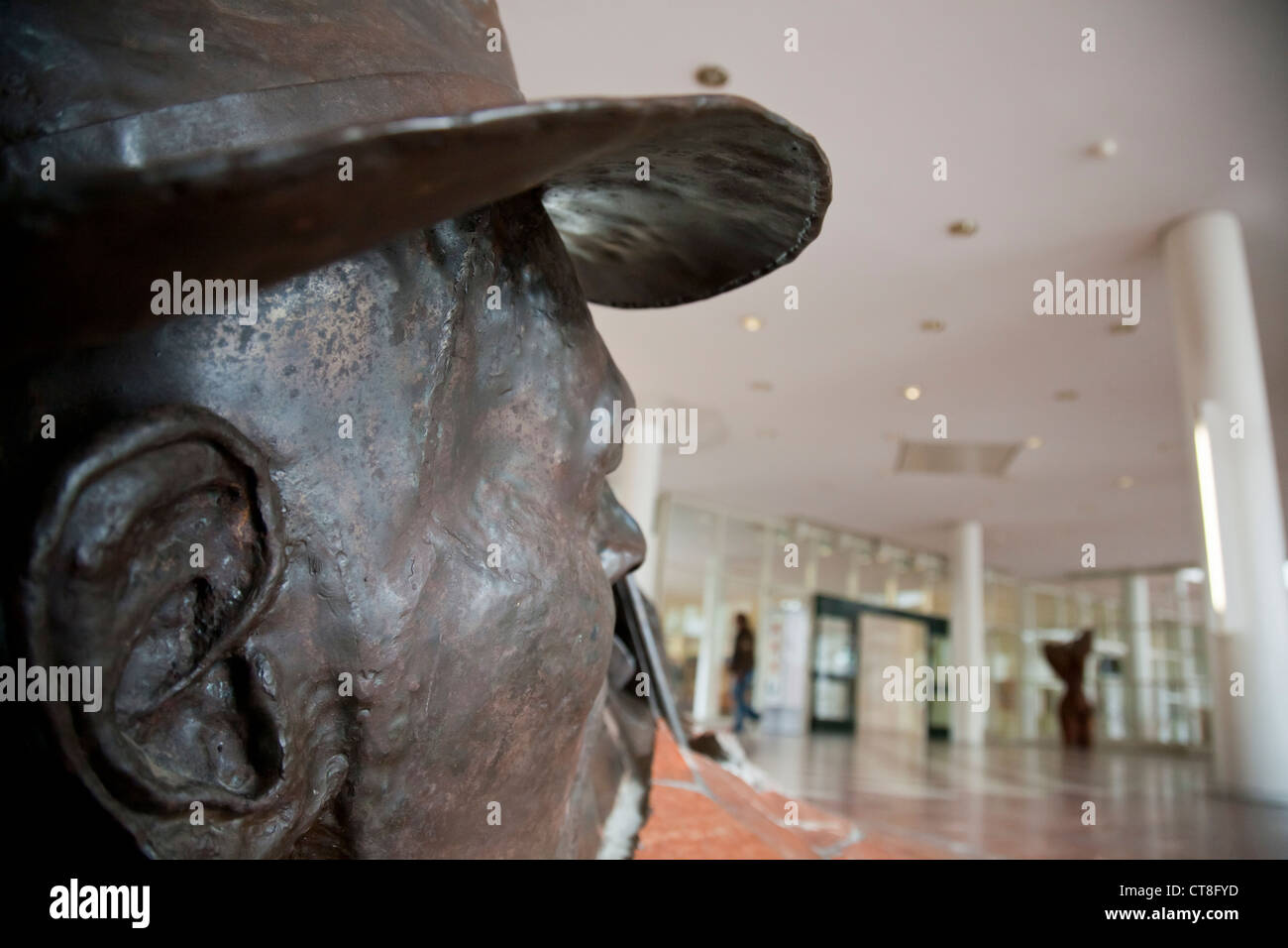 Kreative Statue eines Geigers platzt aus dem Boden an das Muziektheater ...