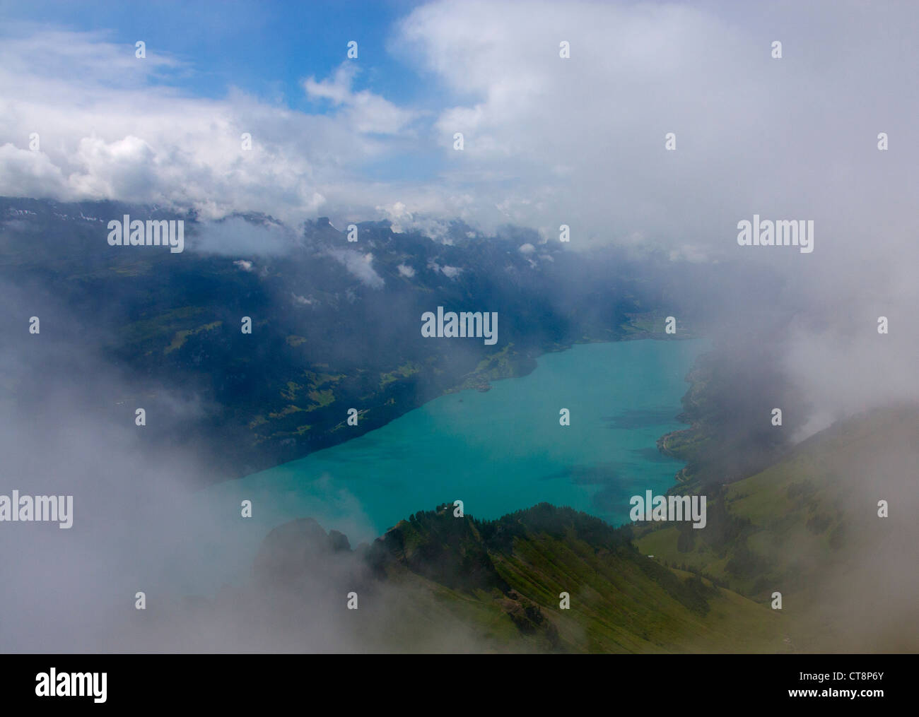Brienzersee (Brienzersee) vom Brienzer Rothorn Sicht durch Wolken über ...