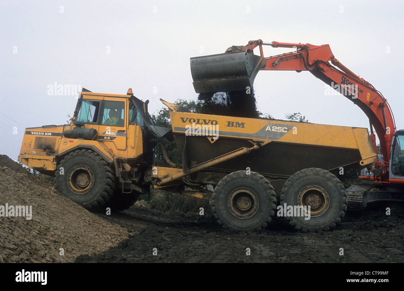 Raupen knickgelenktankwagen -Fotos und -Bildmaterial in hoher Auflösung ...