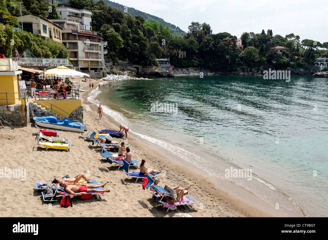 Leute, Sonnenbaden am Strand Lerici Toskana Italien Stockfotografie - Alamy