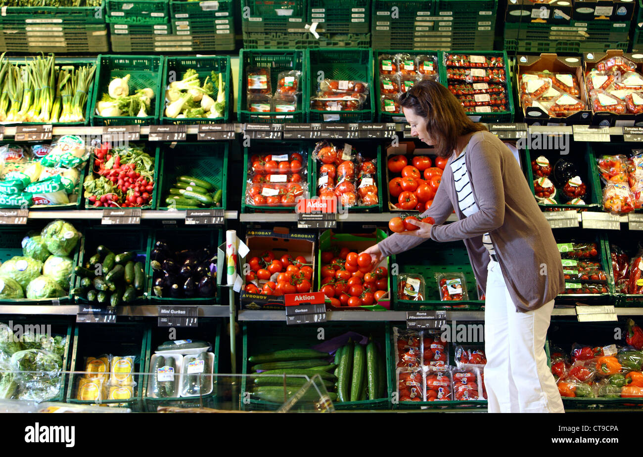Frau ist in einem großen Supermarkt einkaufen. Obst und Gemüse ...