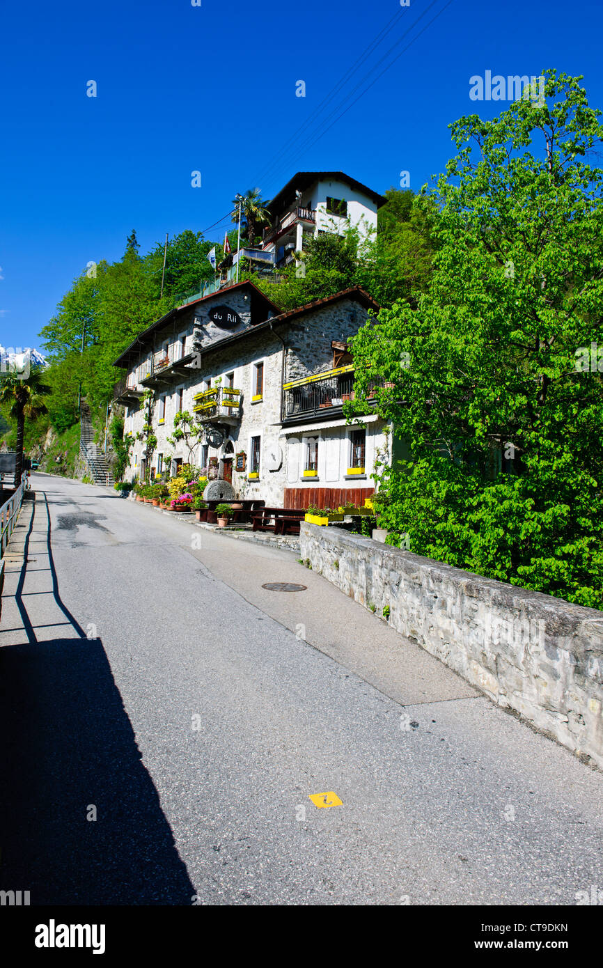Alpen, Ponte Brolla Schlucht am Fluss Maggia, in der Nähe von Tegna ...