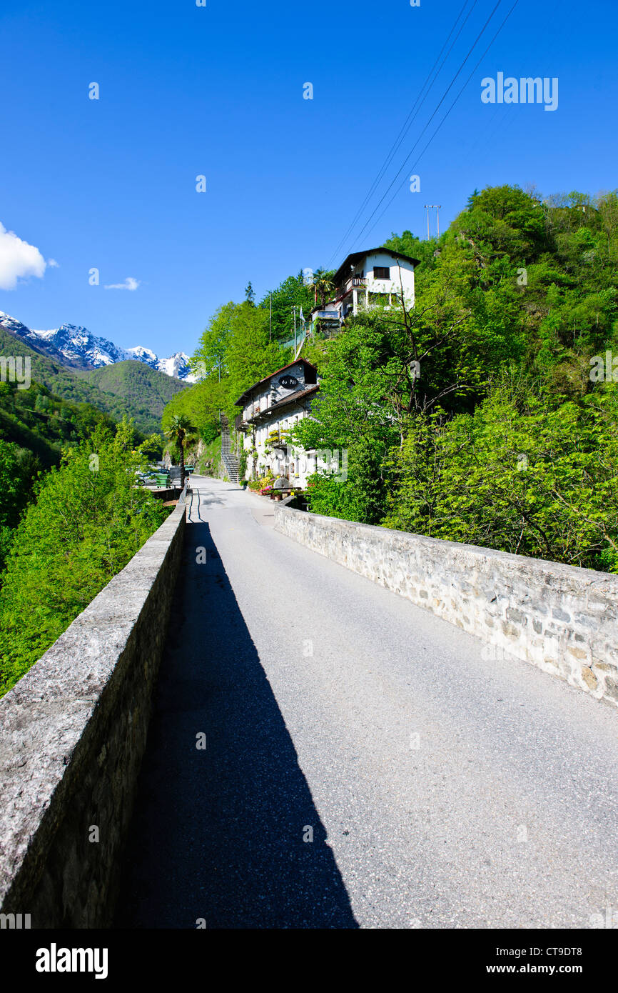 Alpen, Ponte Brolla Schlucht am Fluss Maggia, in der Nähe von Tegna ...
