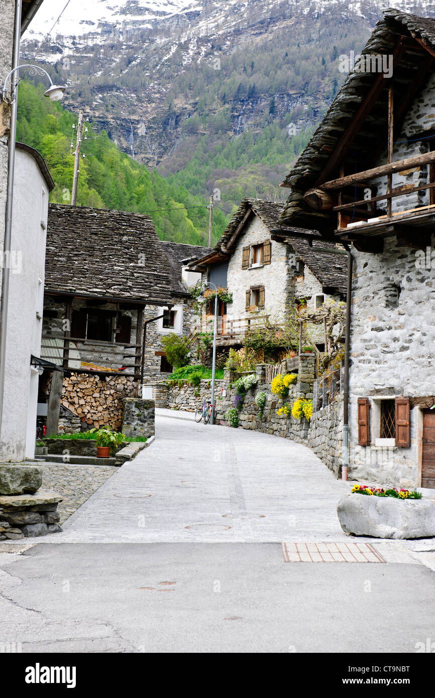 Staudamm im tal verzasca im tessin -Fotos und -Bildmaterial in hoher ...