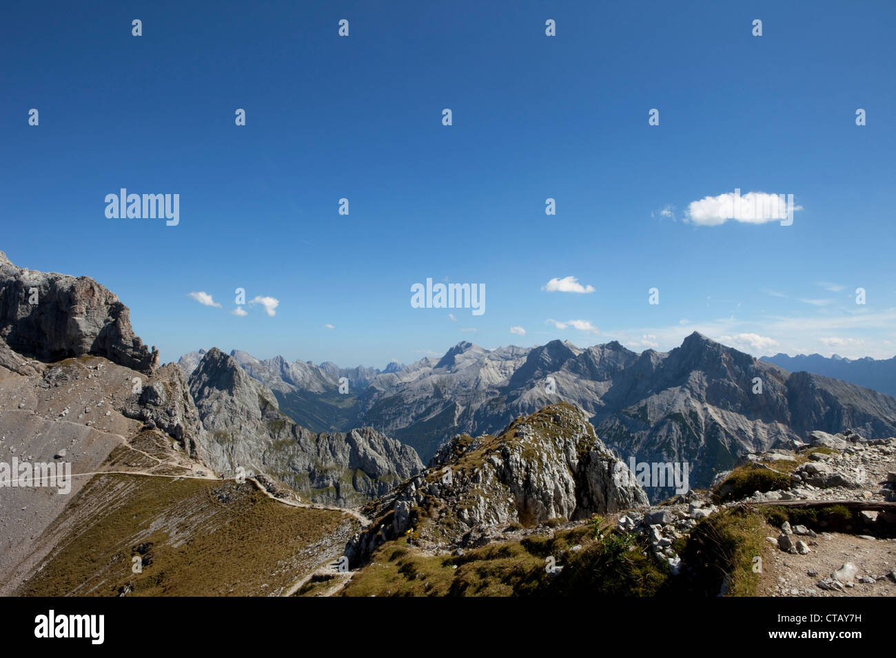 Blick über das Karwendel von der westlichen Karwendelspitze ...