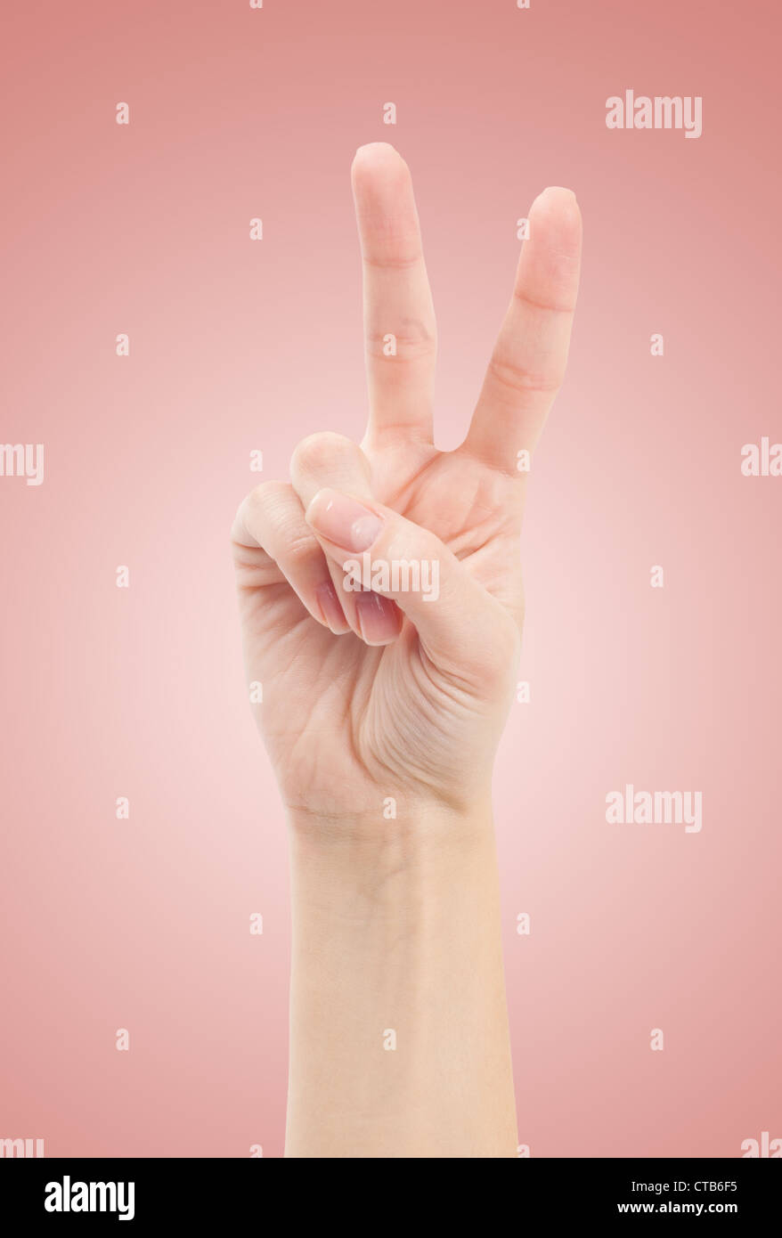 Hand mit zwei Fingern oben im Frieden oder Sieg Symbol. Auch das Zeichen für den Buchstaben V in ...