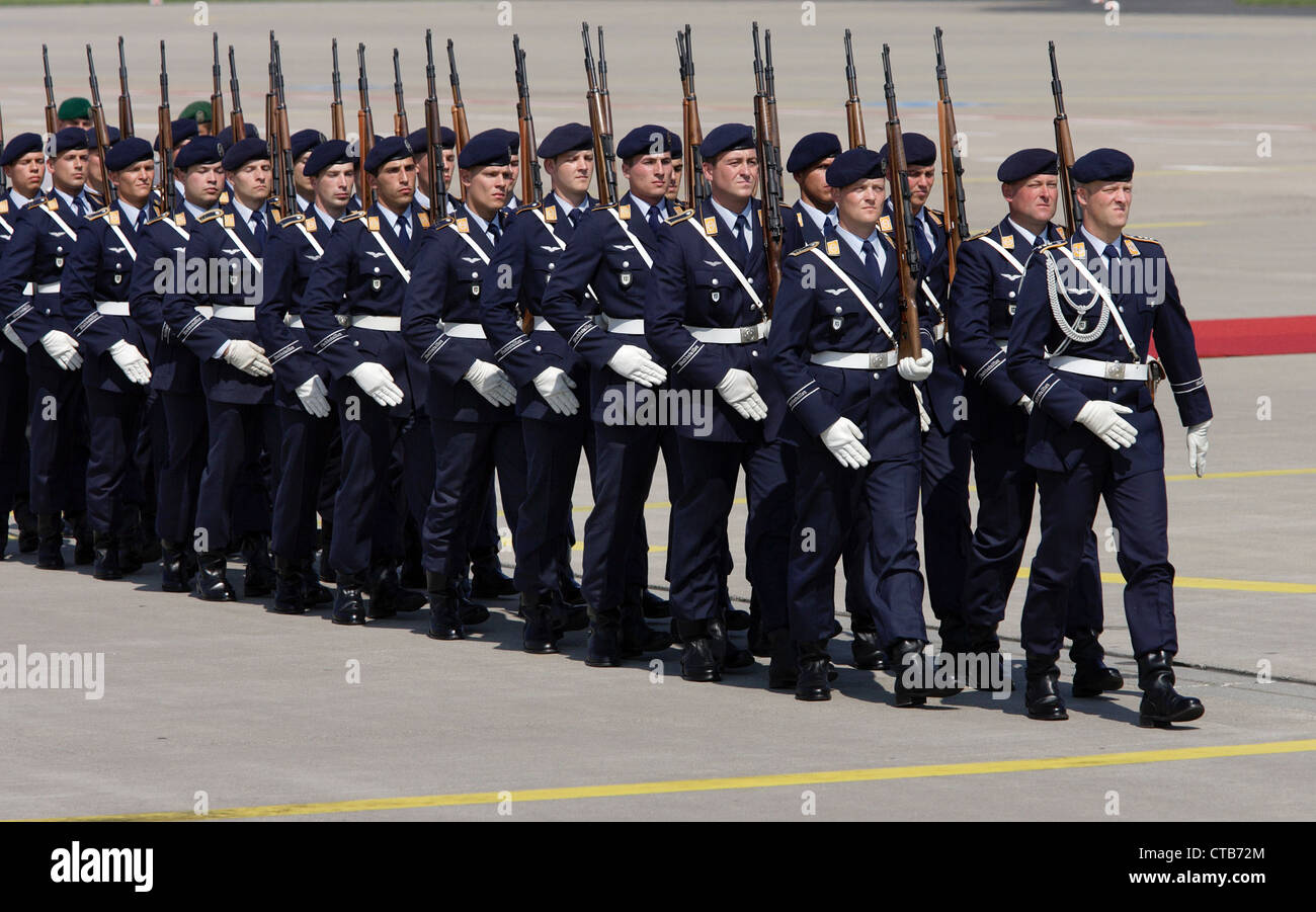 Bundeswehr parade -Fotos und -Bildmaterial in hoher Auflösung – Alamy