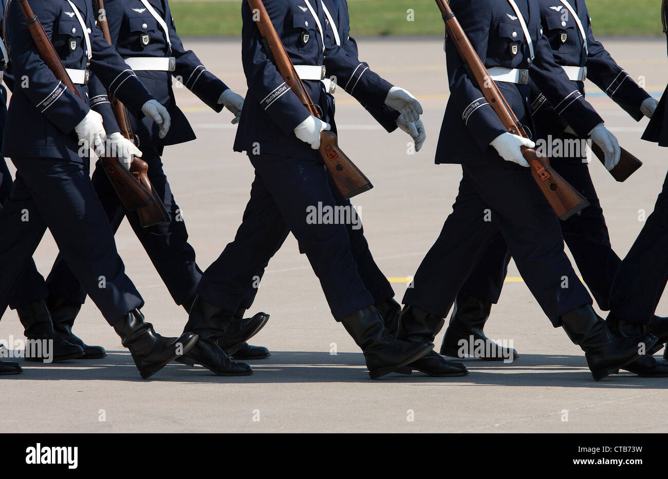 Honour guard of bundeswehr -Fotos und -Bildmaterial in hoher Auflösung ...