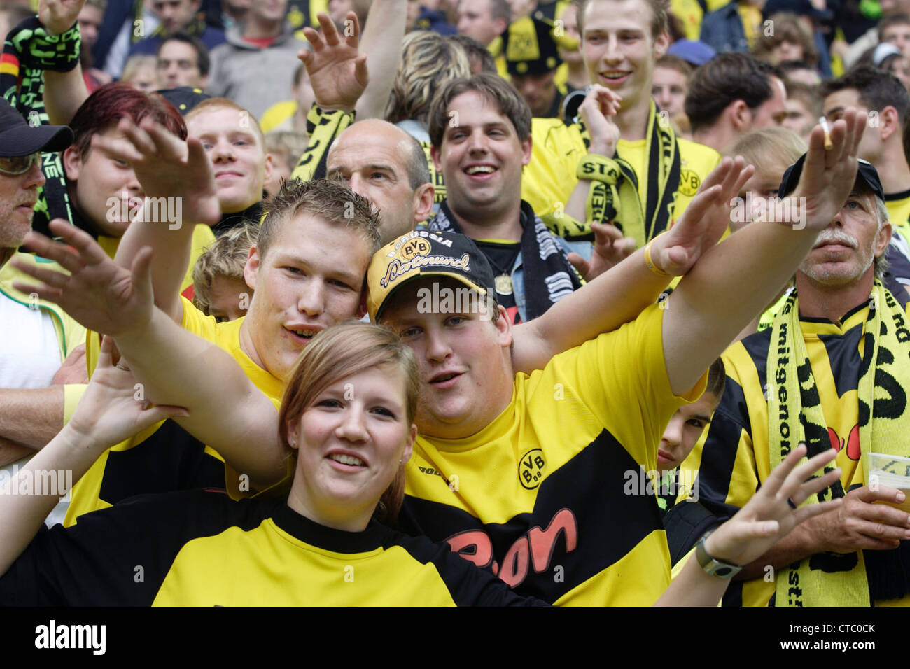 Dortmund dortmund fans celebrate team -Fotos und -Bildmaterial in hoher ...