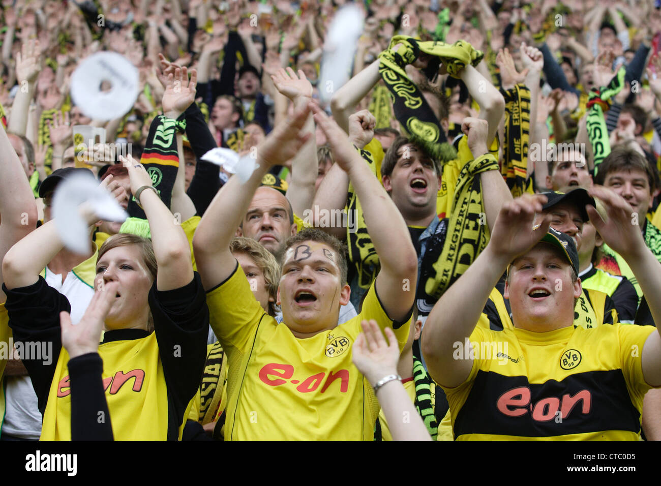 Dortmund dortmund fans celebrate team -Fotos und -Bildmaterial in hoher ...