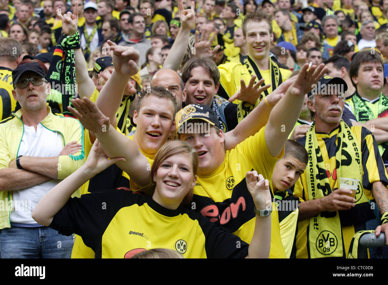 Dortmund dortmund fans celebrate team -Fotos und -Bildmaterial in hoher ...