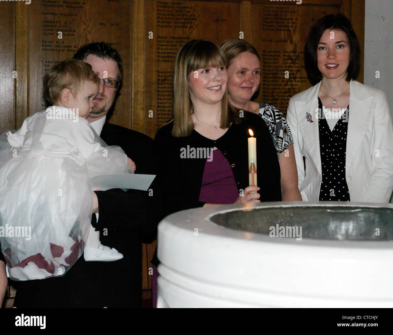 Eltern mit Baby Girl und Paten stehen Schriftart mit Mutter-Holding ...