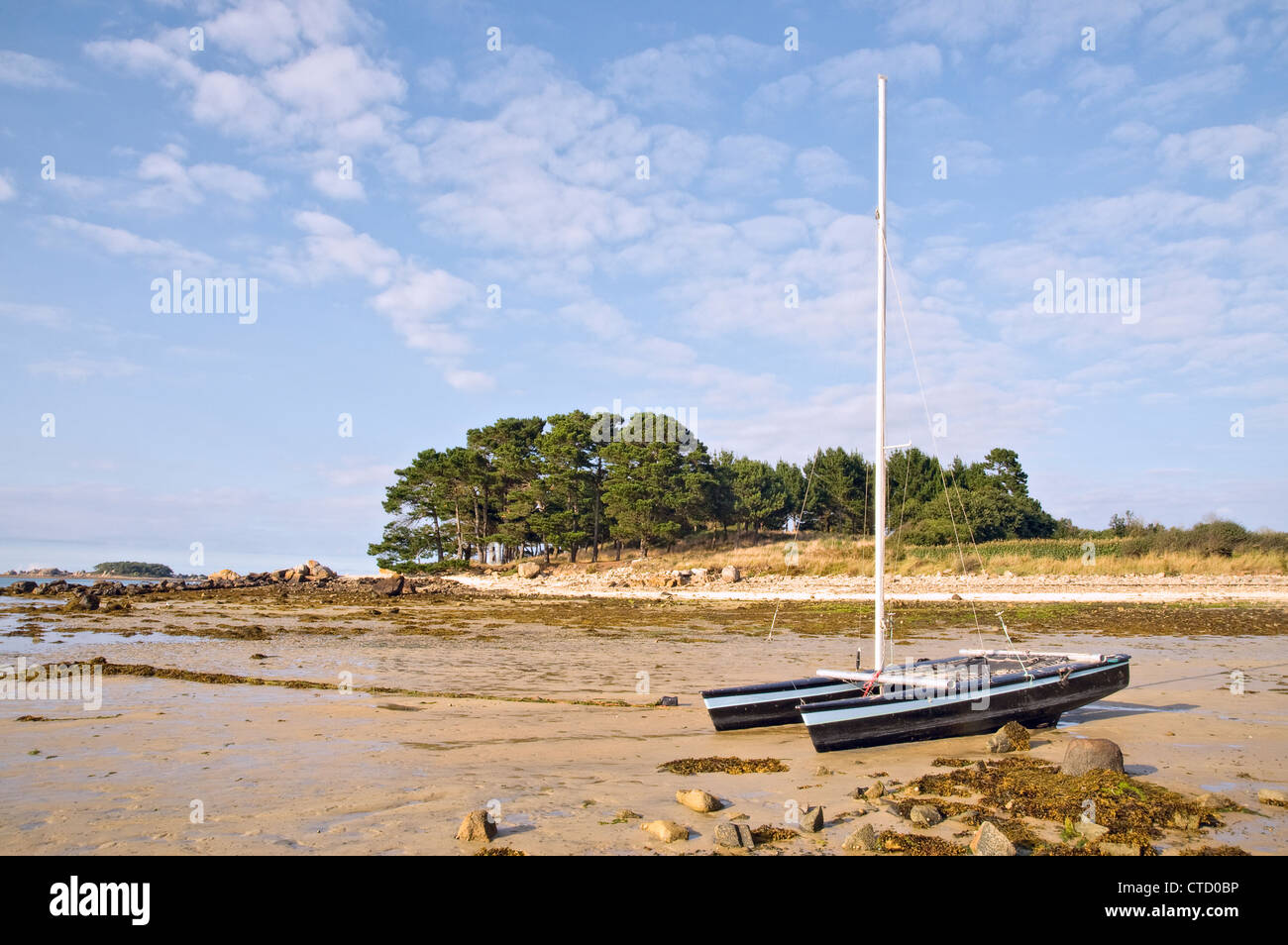 Frankreich meer boot strand -Fotos und -Bildmaterial in hoher Auflösung ...