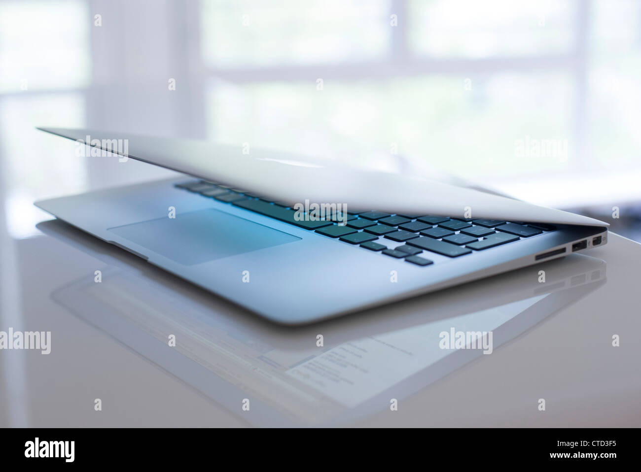 Computer horizontal -Fotos und -Bildmaterial in hoher Auflösung – Alamy