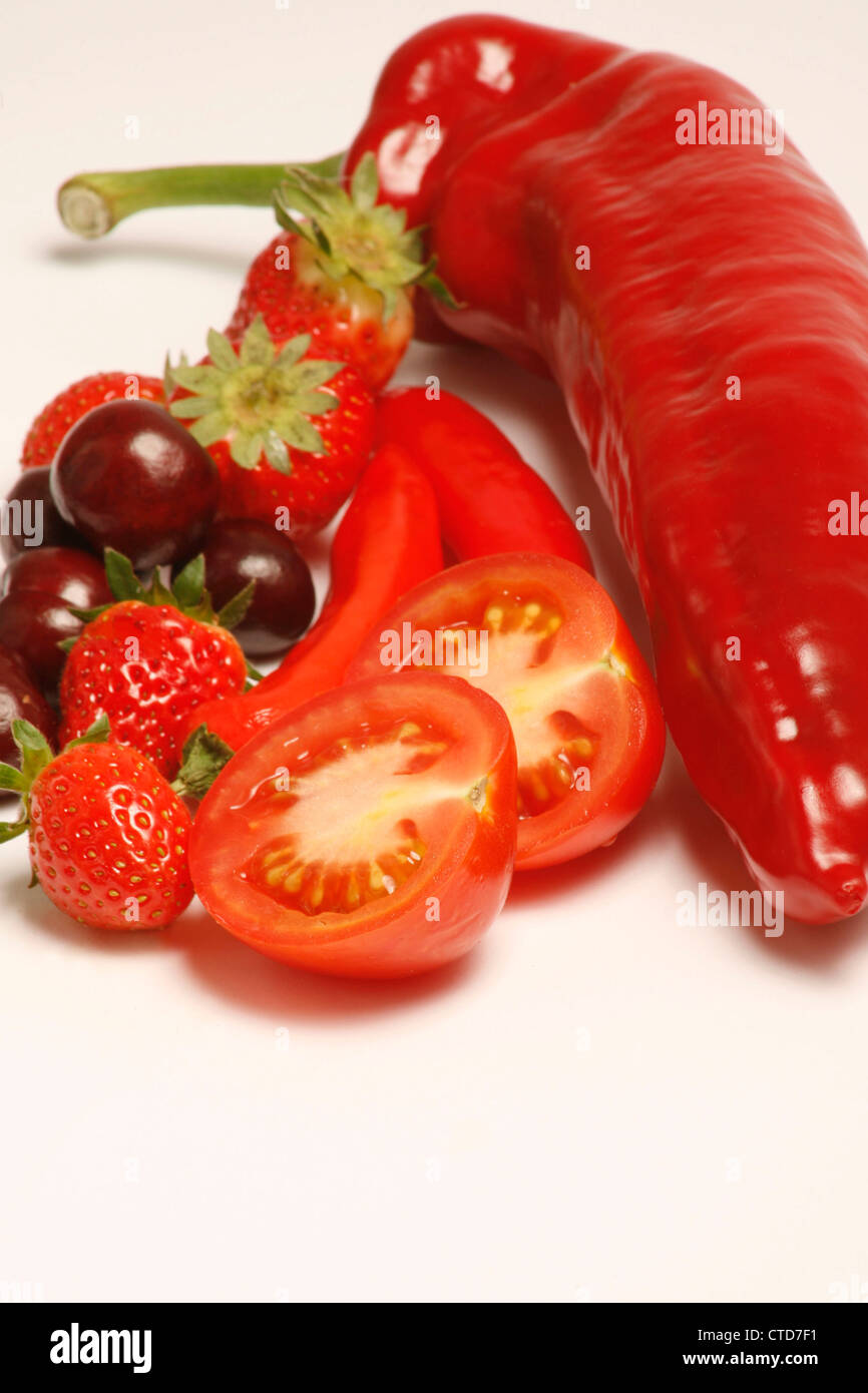 Red skinned fruit -Fotos und -Bildmaterial in hoher Auflösung – Alamy