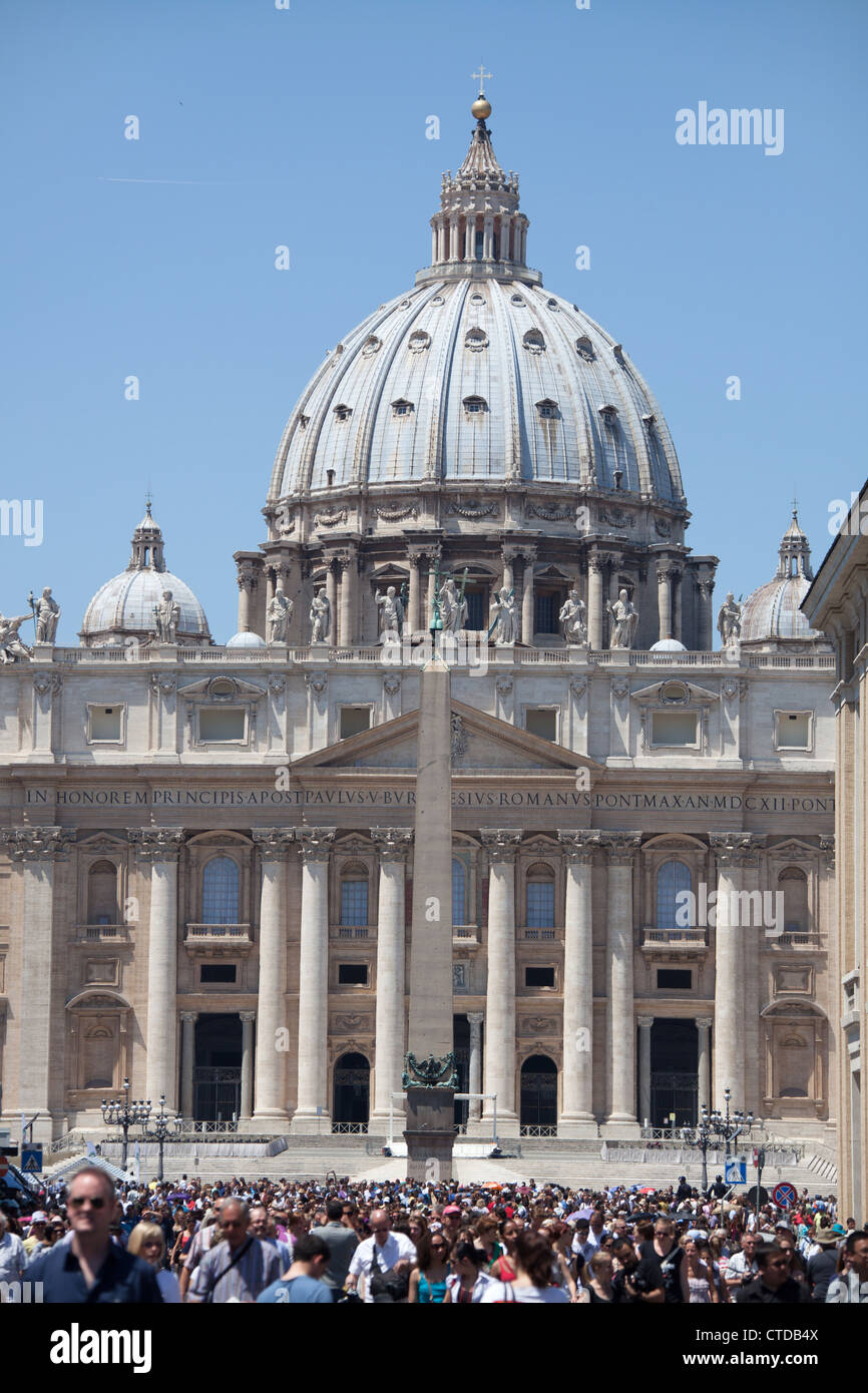 Stadt der Vatikan, Italien. Touristen in St. Petersplatz mit der ...