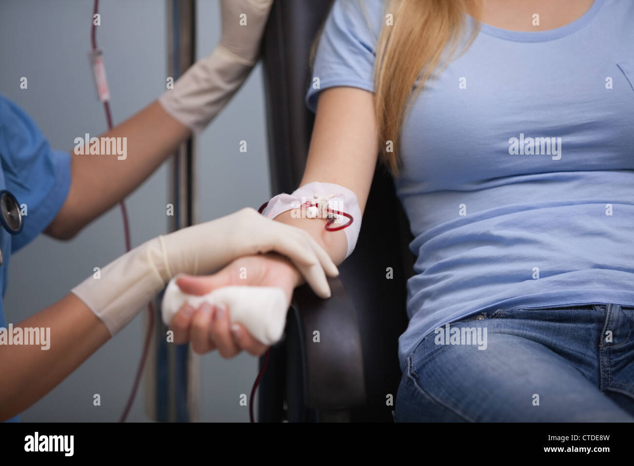 Patientin, die ihr Blut geben Stockfotografie - Alamy