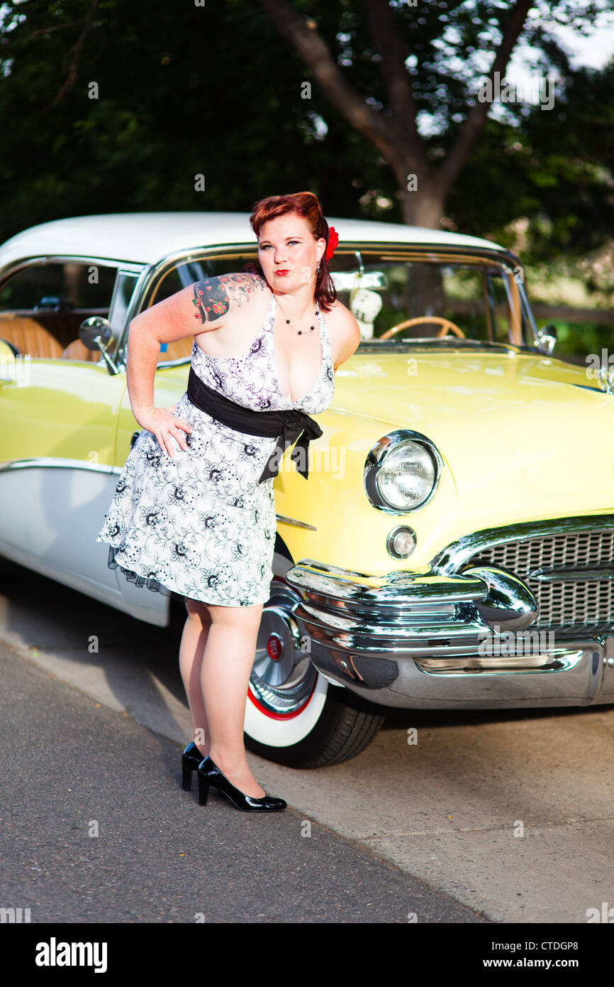 1950s style pinup model posing -Fotos und -Bildmaterial in hoher ...