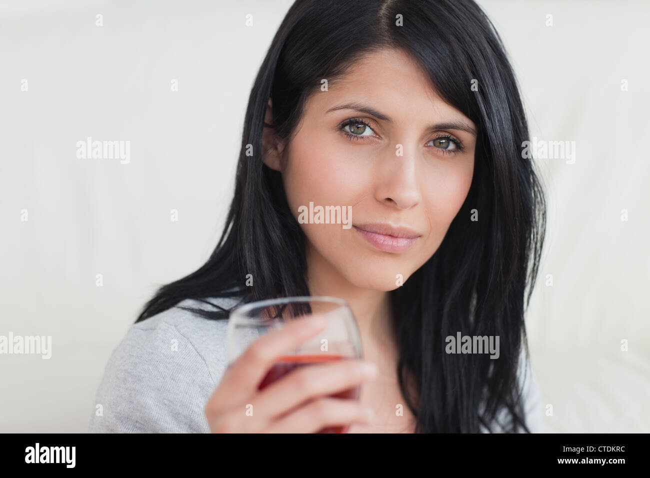 Volles weinglas -Fotos und -Bildmaterial in hoher Auflösung – Alamy