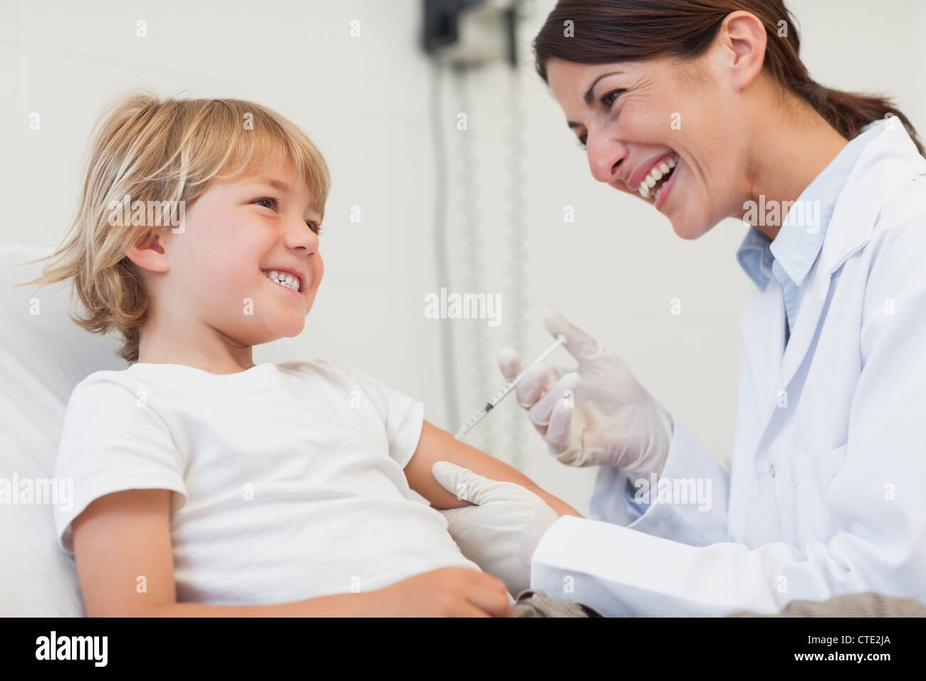 Doctor Child Injection Stockfotos und -bilder Kaufen - Alamy