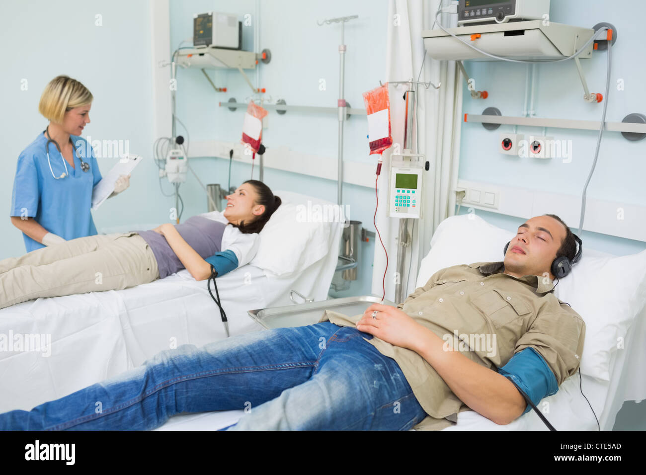 Patienten, die auf Betten liegen Stockfotografie - Alamy