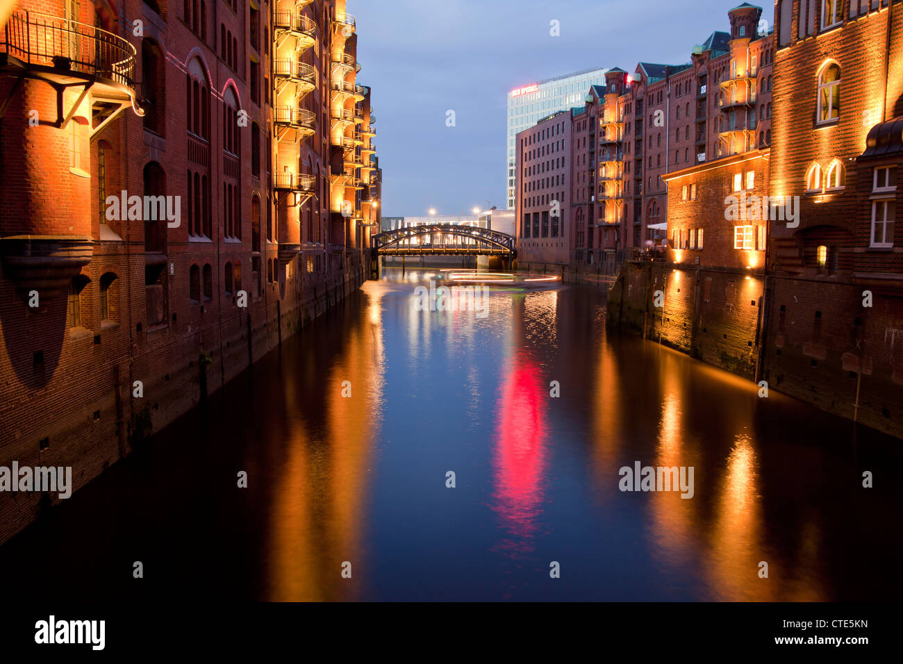 Beleuchtete lager und kanal in der historischen speicherstadt -Fotos ...