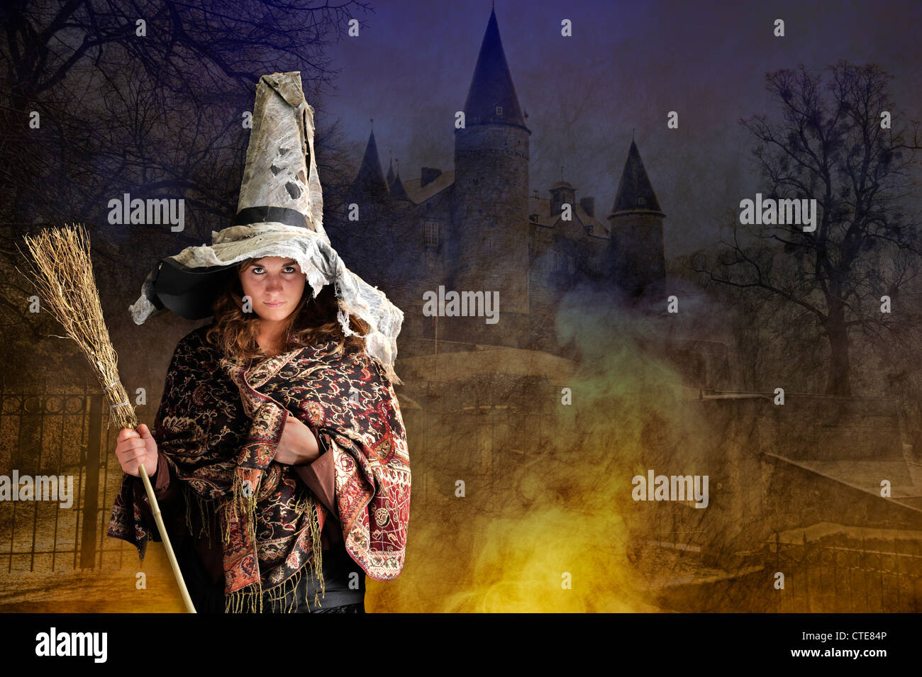 Halloween Hexe mit Hut und Besen und Lochkamera Licht Stockfotografie ...