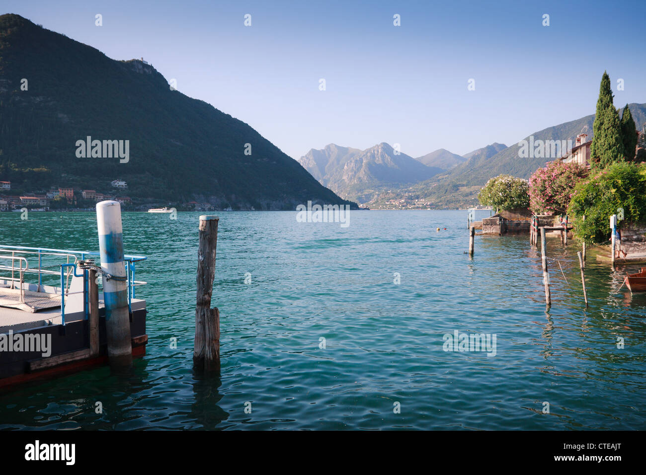 Sulzano, Lago Iseosee, See mit Insel Monte Isola, Bootsliegeplätze ...
